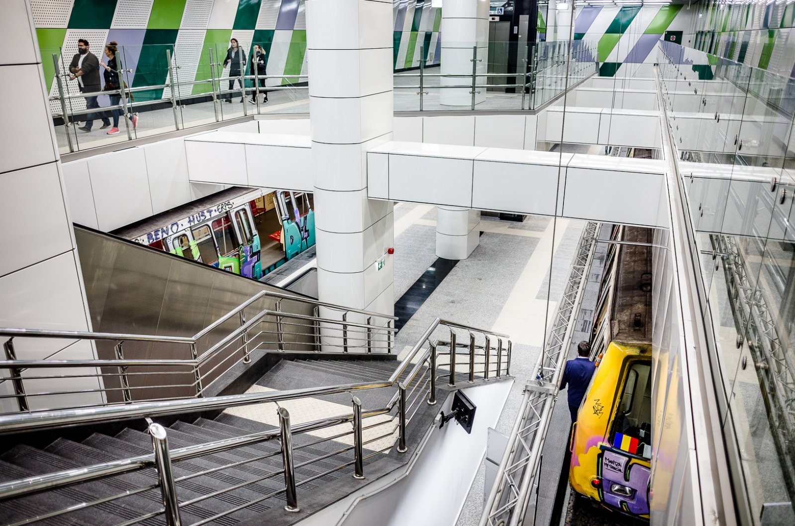 Metrorex a deschis circulaţia în staţiile de metrou Laminorului şi ...